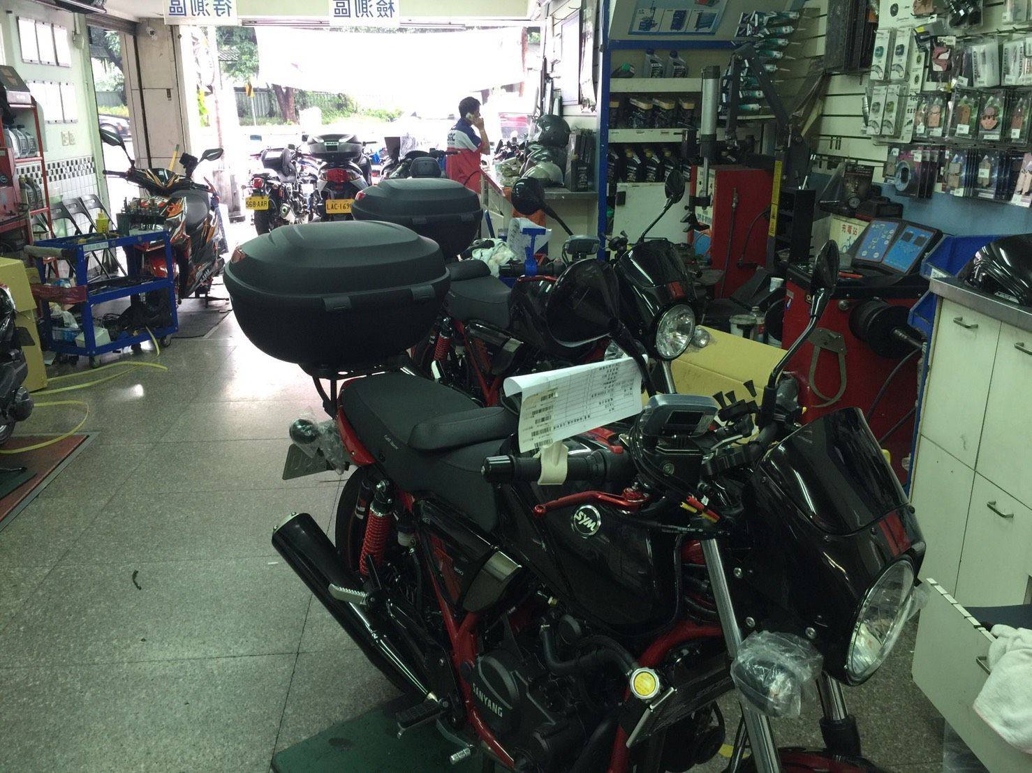 三陽 SB300 KMAX 後箱＊ SY|-益隆車業網路購物平台-商品介紹