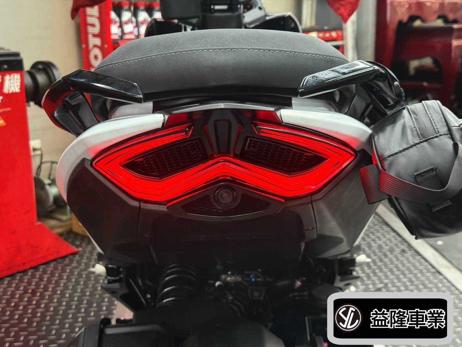 AJMB 曼巴 MMBCU尾燈＊SYM |-益隆車業網路購物平台-商品介紹