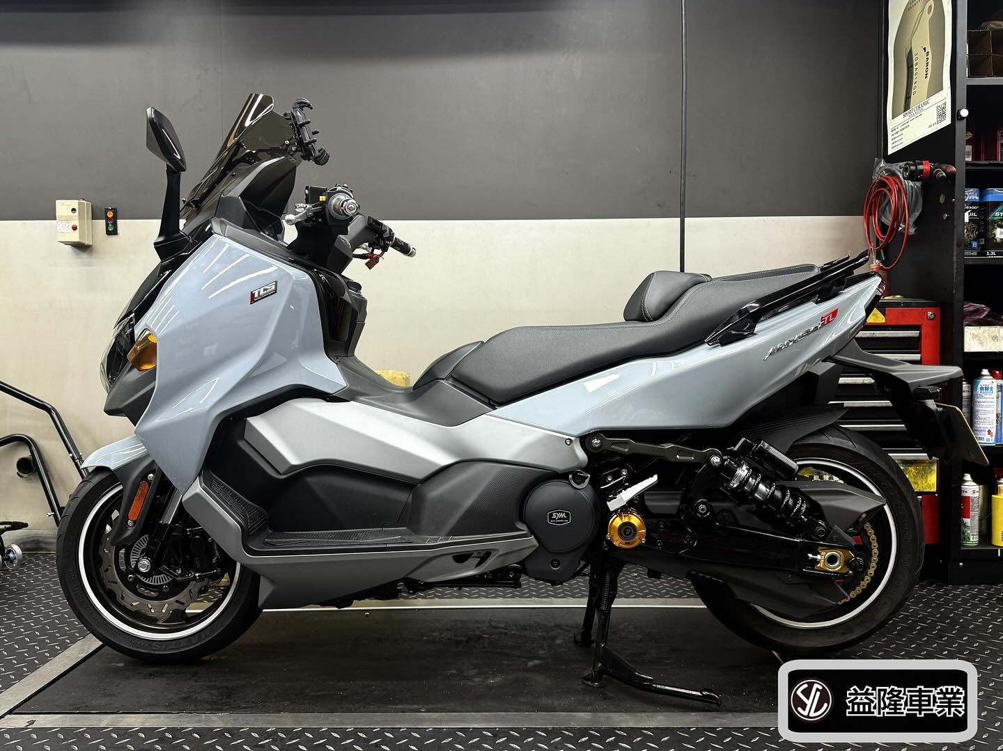 MAXSYM TL 500 安裝 水泥灰|-益隆車業網路購物平台-商品介紹